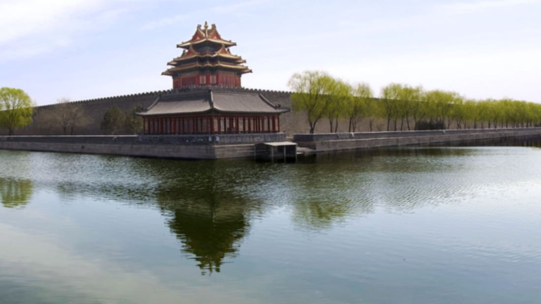 10 Amazing Moats Around the World