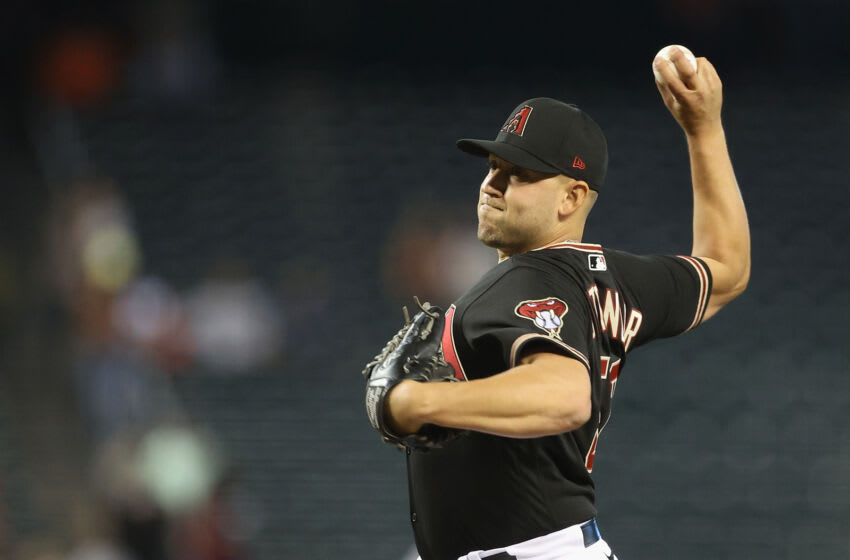 Braves sign pair of pitchers to minor league contracts