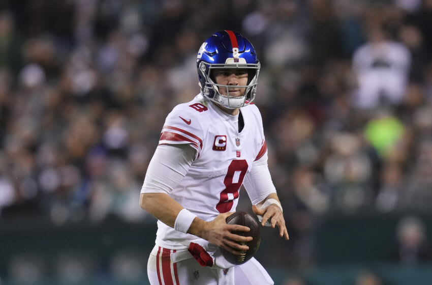 New Daniel Jones workout clip has arrived and he looks fantastic