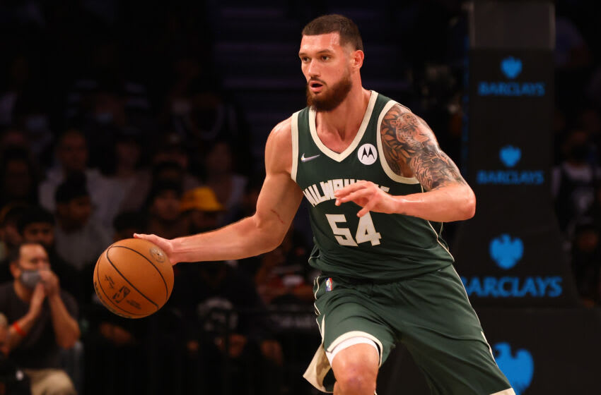 Two ways the Milwaukee Bucks can fill their final roster spot