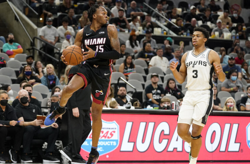 Milwaukee Bucks sign Javonte Smart to 2-way deal, waive Justin Robinson