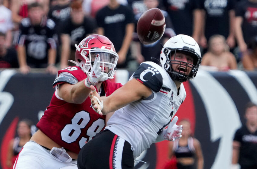 Cincinnati Football: Bearcats look to impress 2025 3-star defensive ...