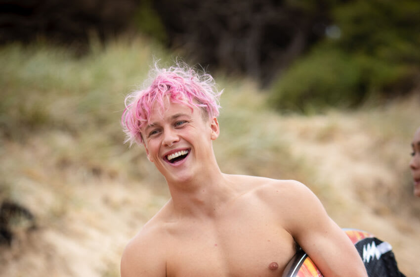 Who plays Baxter in Surviving Summer? (Josh Macqueen age, height ...