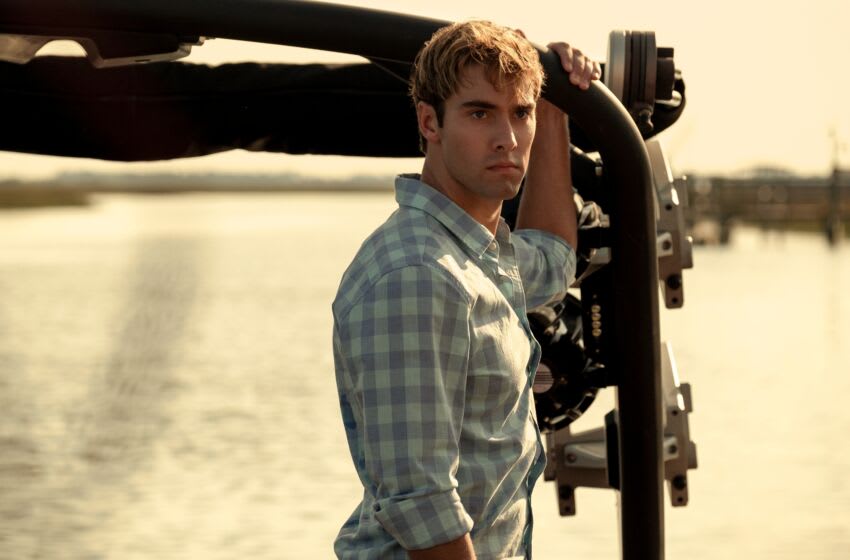 Does Sarah get back with Topper in Outer Banks season 2?