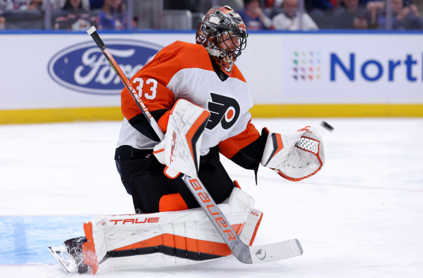 Flyers goaltending battle taking shape as camp rolls on