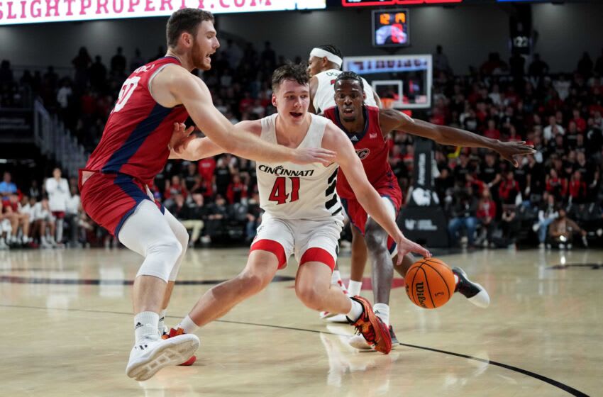 Cincinnati Basketball: 2024 4-star Travis Perry commits to Kentucky ...