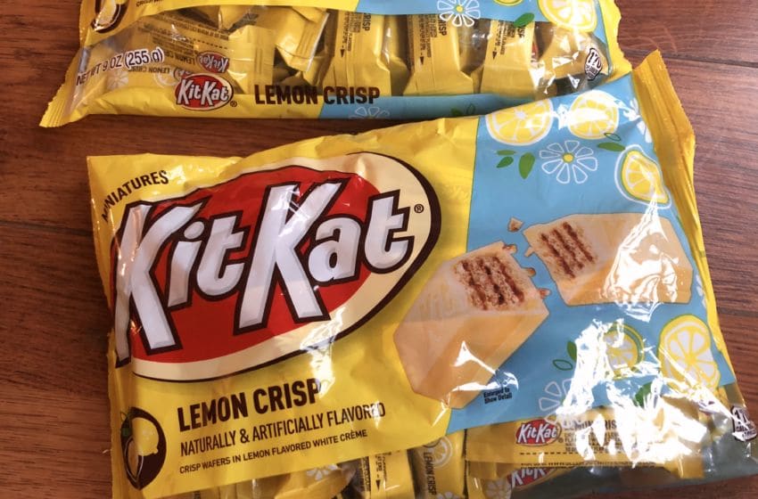 These Mini Lemon Crisp Kit Kat Bars are giving us happy spring vibes!